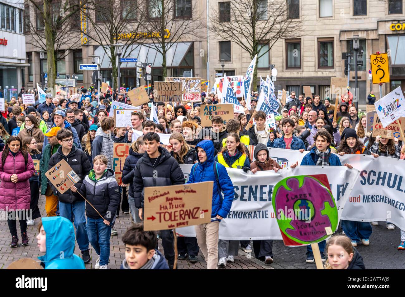 Schüler Demonstration gegen Rechts, unter dem Motto Schule bleibt Bunt ...