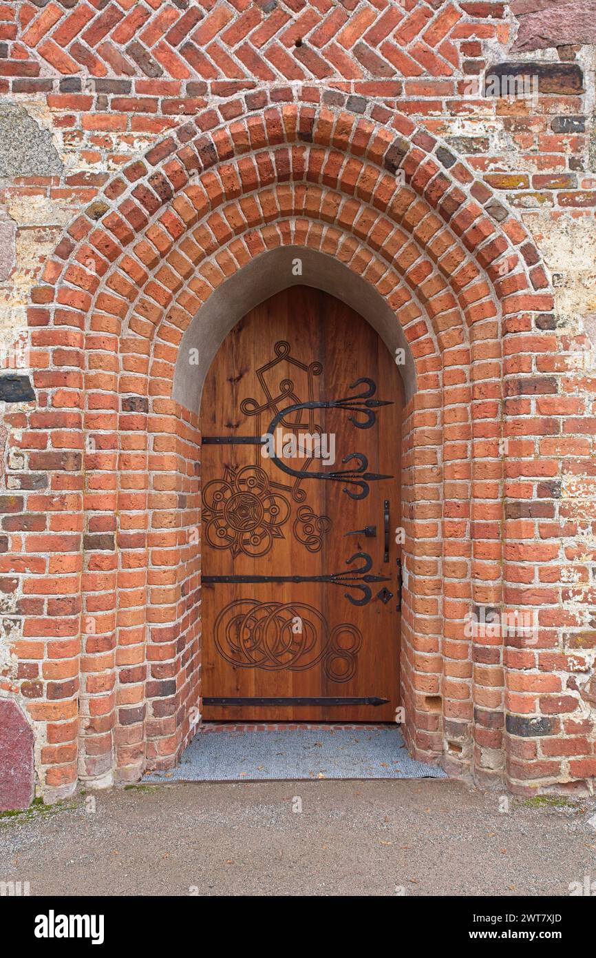 Antique wood door with red brick arch Stock Photo - Alamy