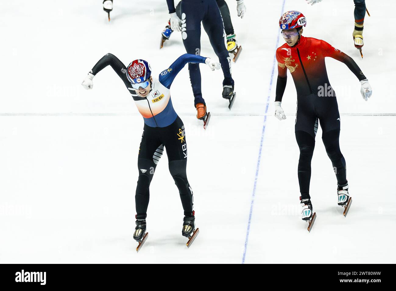 ROTTERDAM - (l-r) Daeheon Hwang (KOR), Long Sun (CHN) during the 1500 ...