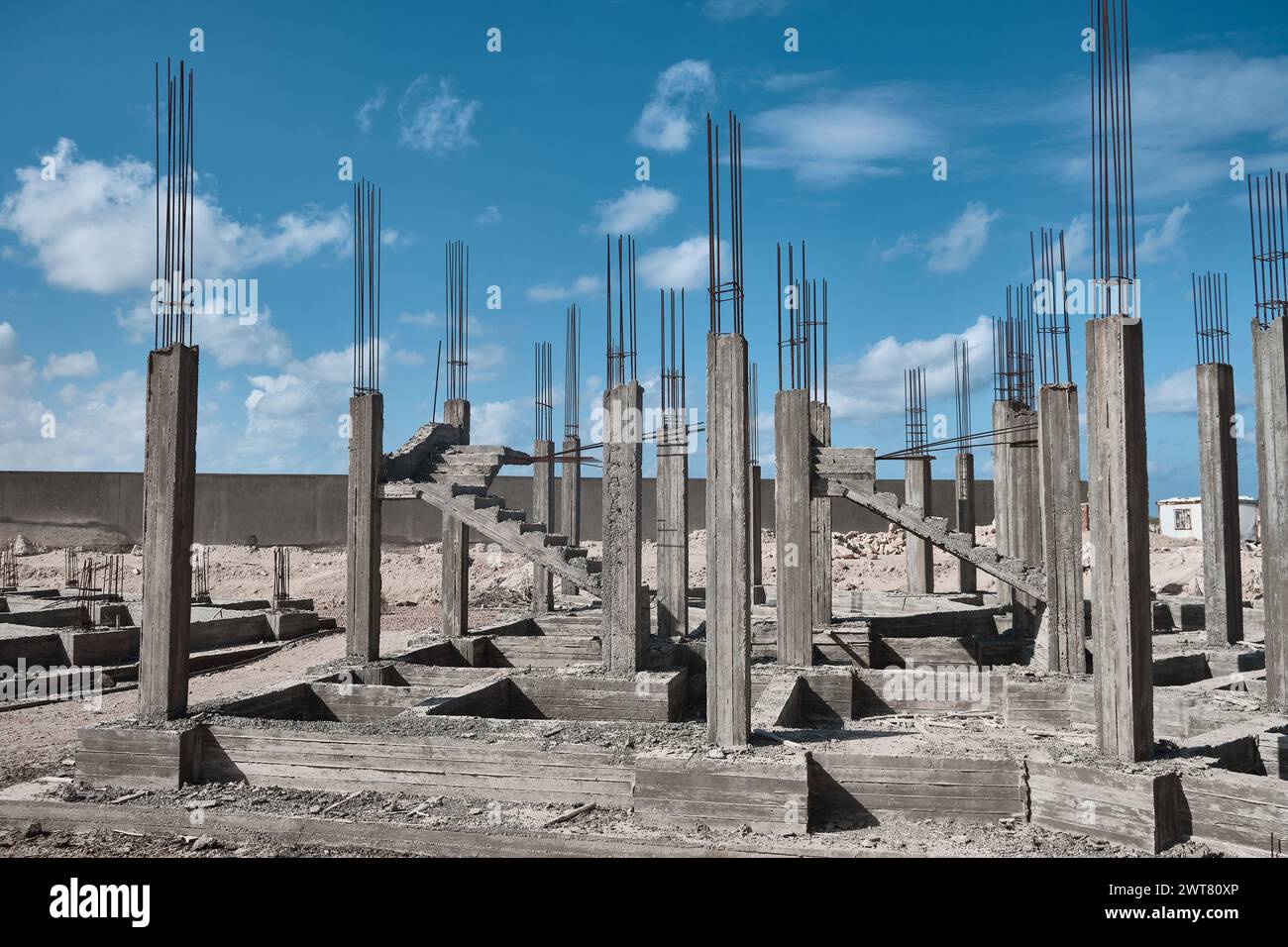 Concrete pillars of unfinished residential building Stock Photo - Alamy