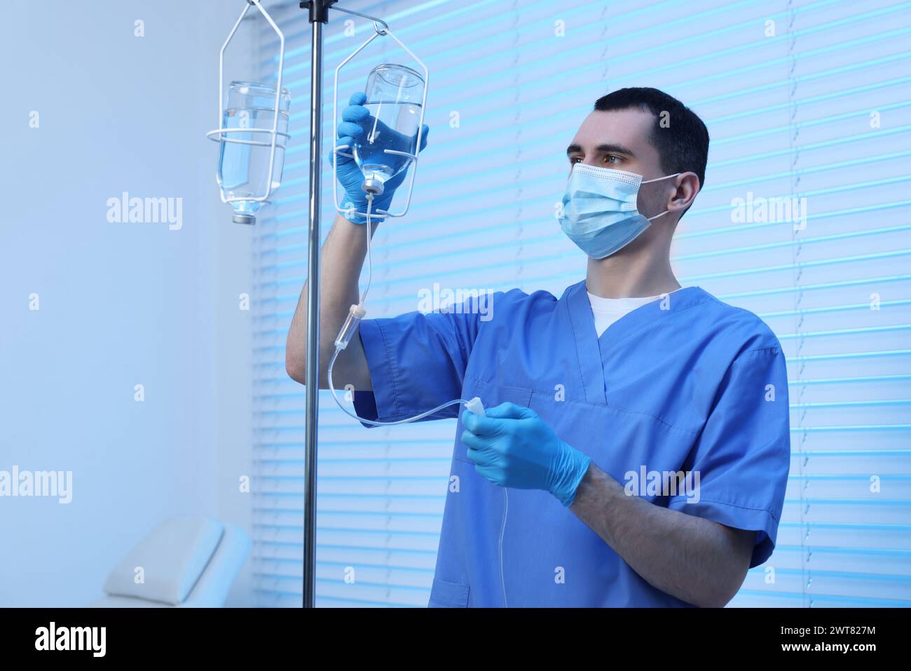 Nurse setting up IV drip in hospital Stock Photo - Alamy