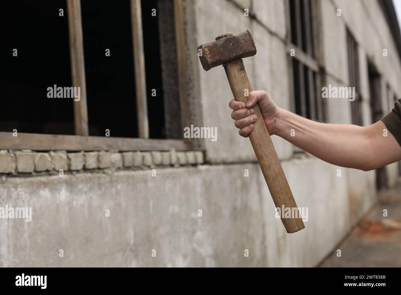 Sledgehammer near brick wall hi-res stock photography and images - Alamy