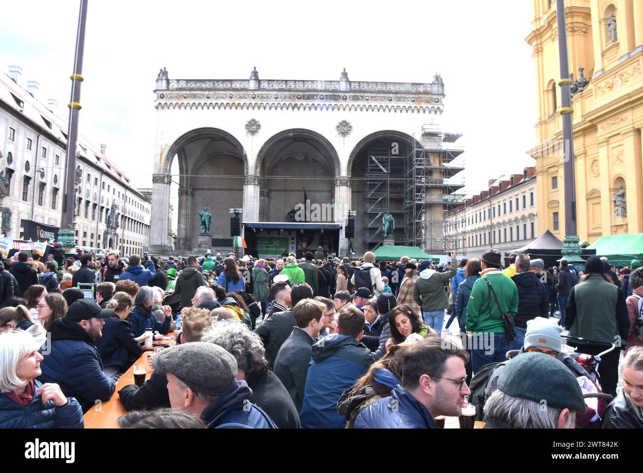 Besucher Muenchen 16.03.2024 Odeonsplatz vor Feldherrnhalle St Patricks Day-Festival Muenchen ...