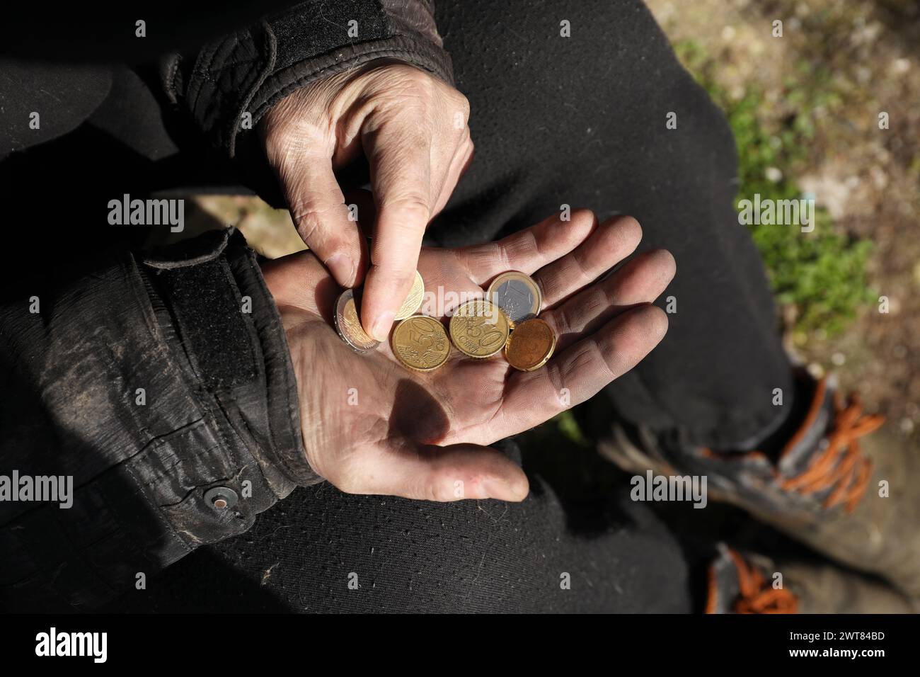 Homeless man counting money hi-res stock photography and images - Alamy