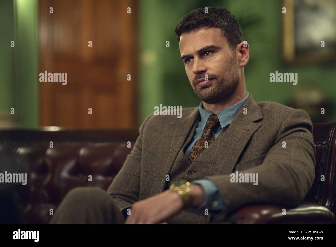 The gentlemen netflix theo james hi-res stock photography and images - Alamy