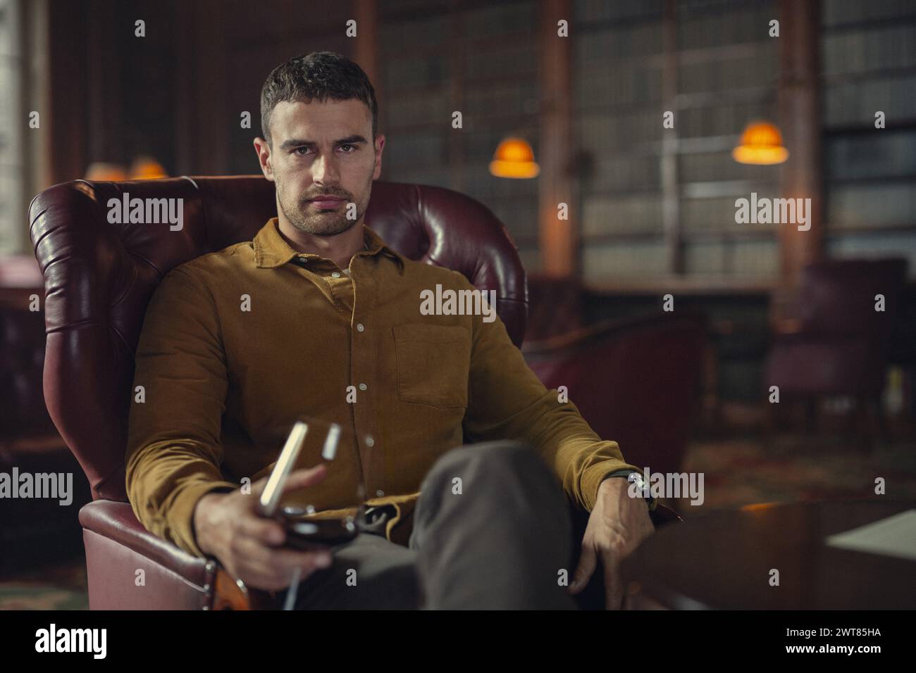 The gentlemen netflix theo james hi-res stock photography and images - Alamy
