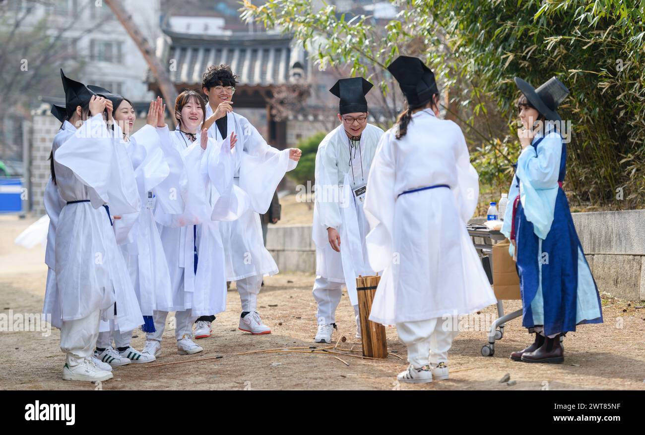 South Korean students and freshmen (white dress) at Sungkyunkwan ...
