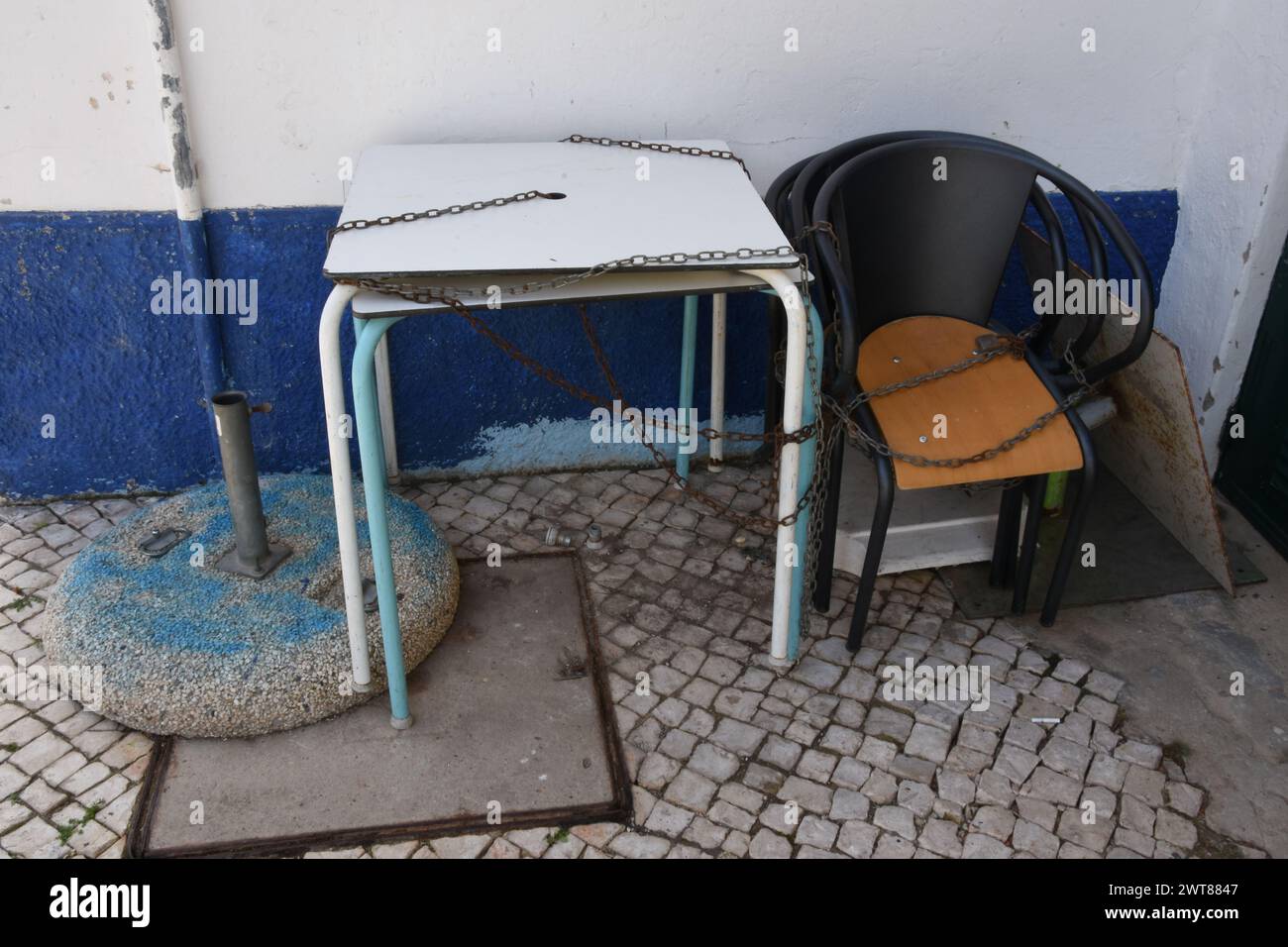 Tables et chaises devant un restaurant hi-res stock photography and ...