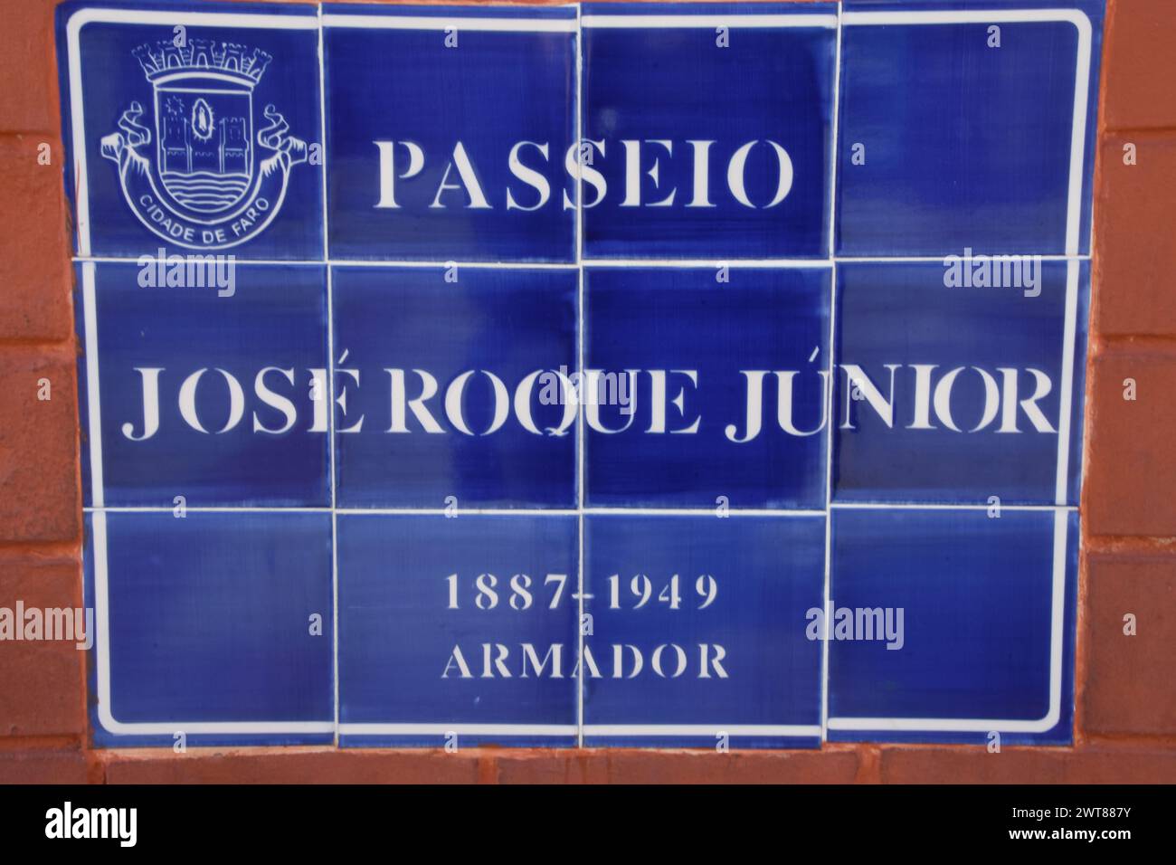 Une plaque d'une rue à Faro : PASSEIO JOSÉ ROQUE JUNIOR 1887-1949 ...