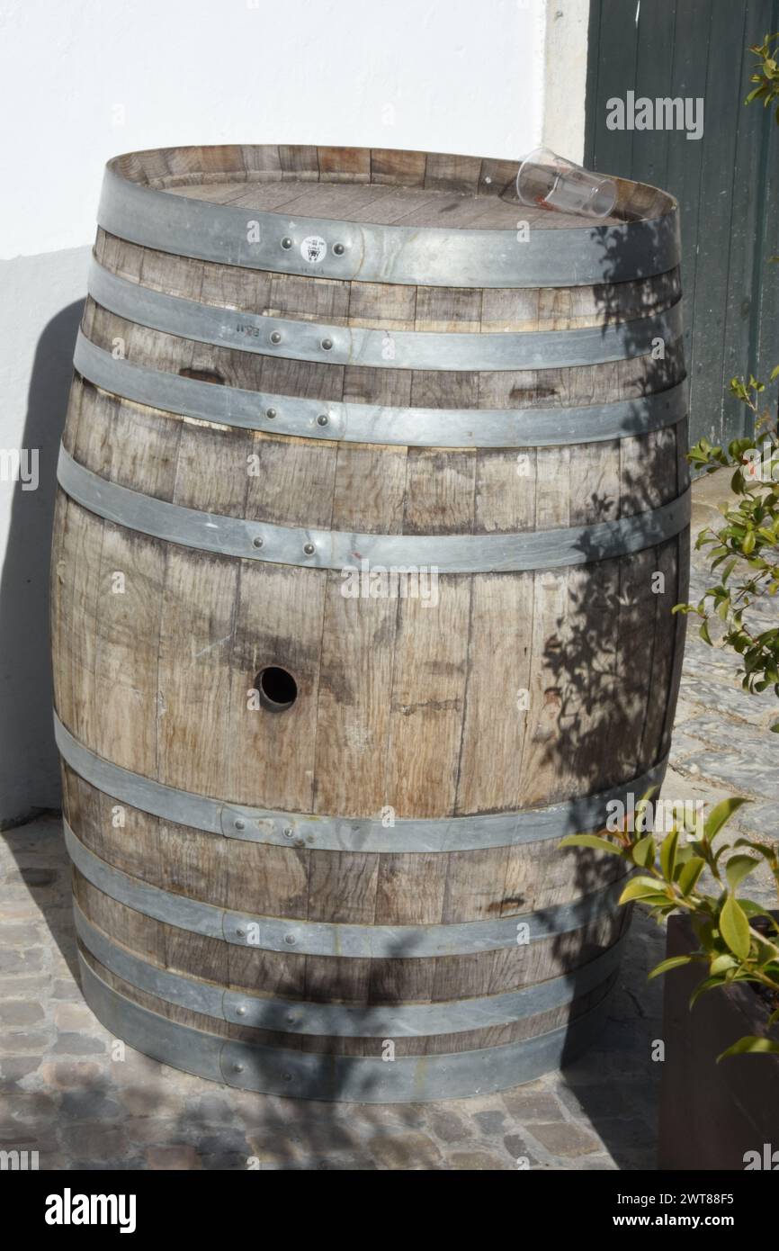 Un tonneau en bois devant un restaurant à Faro Stock Photo - Alamy