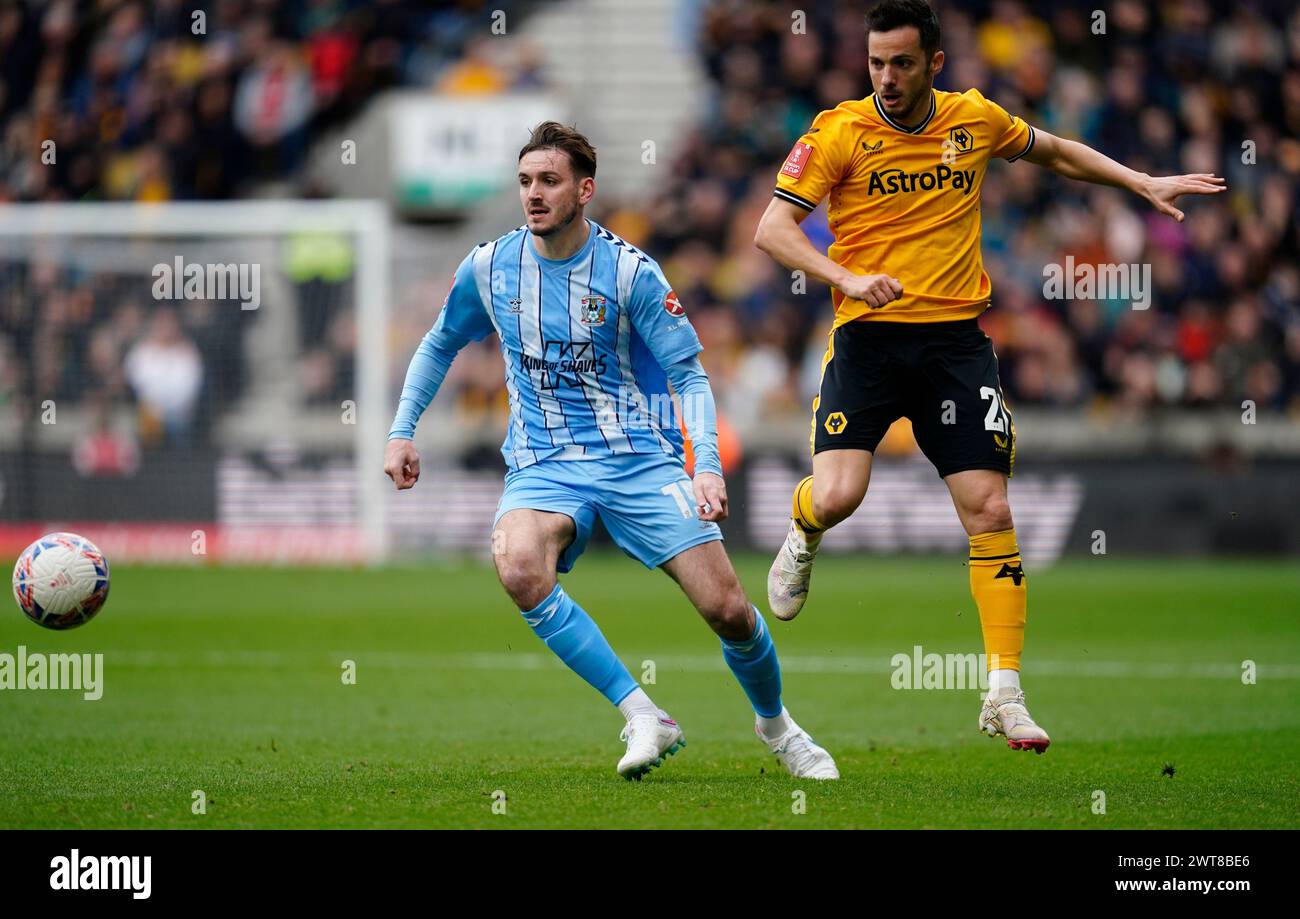 Coventry City's Liam Kitching (left) and Wolverhampton Wanderers' Pablo ...