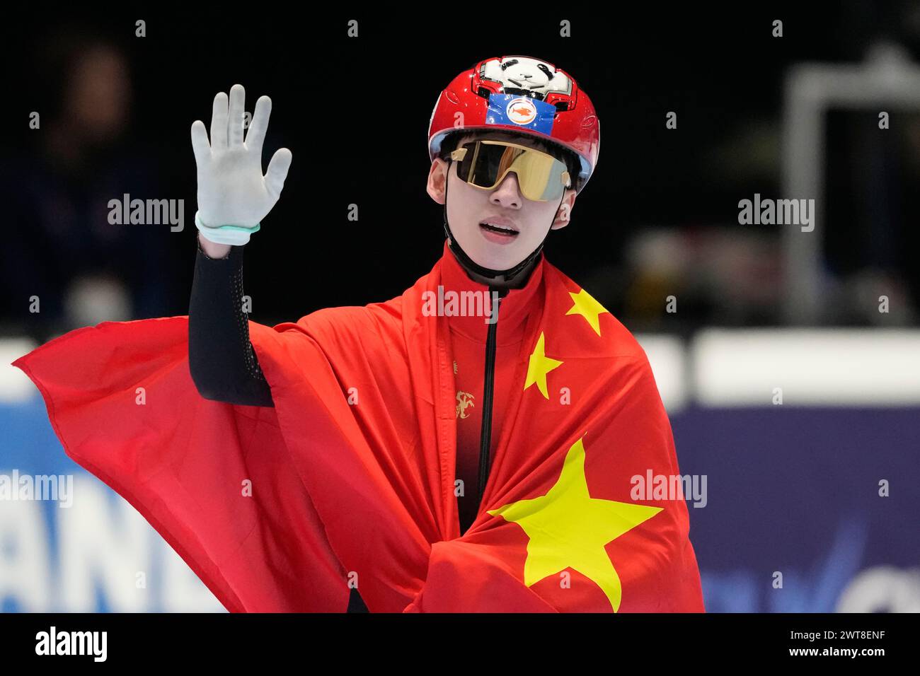 China's Lin Xiaojun celebrates winning the gold medal in the men's 500 ...