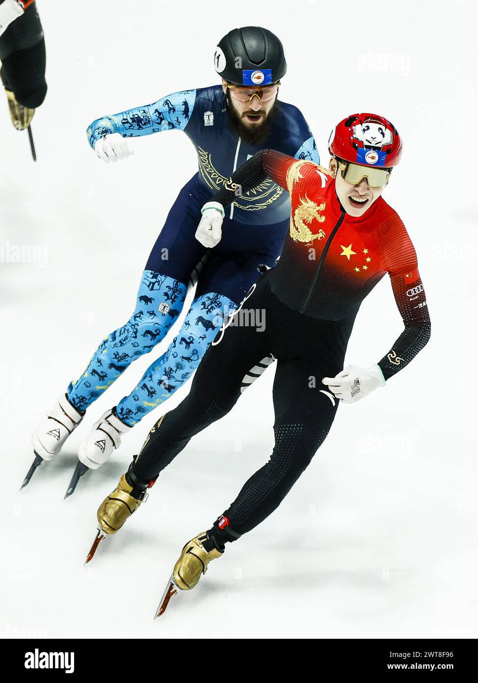 ROTTERDAM - (l-r) Denis Nikisha (KAZ), Xiaojun Lin (CHN) during the 500 ...