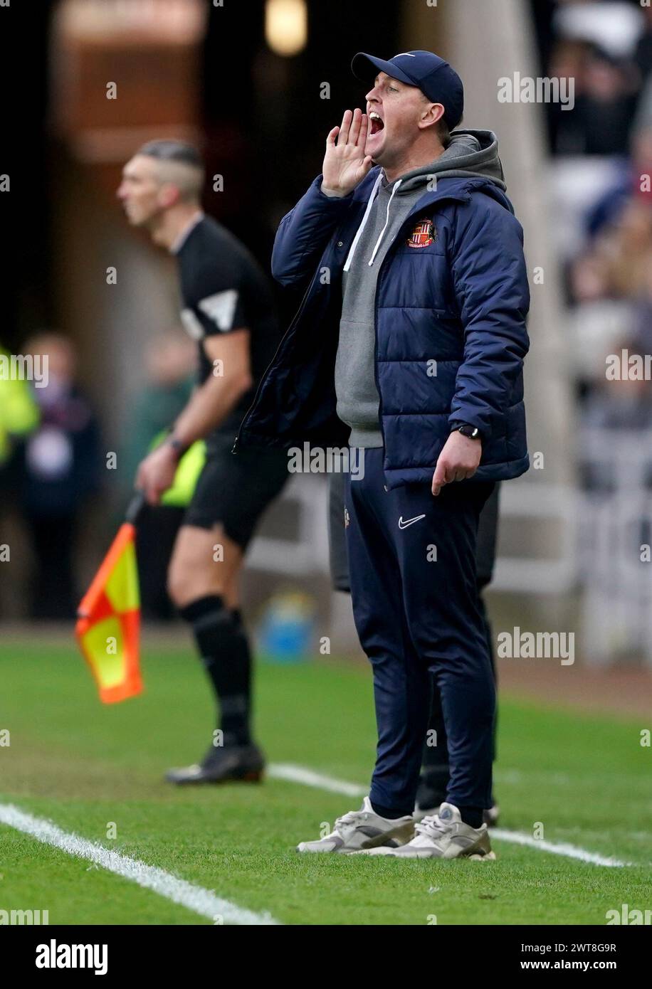 Sunderland manager mike dodds during the sky bet championship match at ...