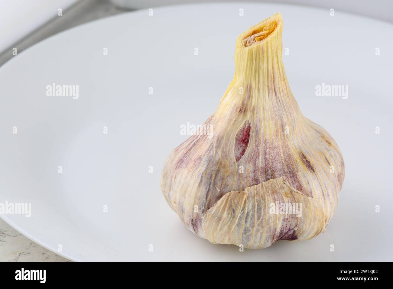 Garlic bulb isolated. Garlic bulb on white background Stock Photo - Alamy