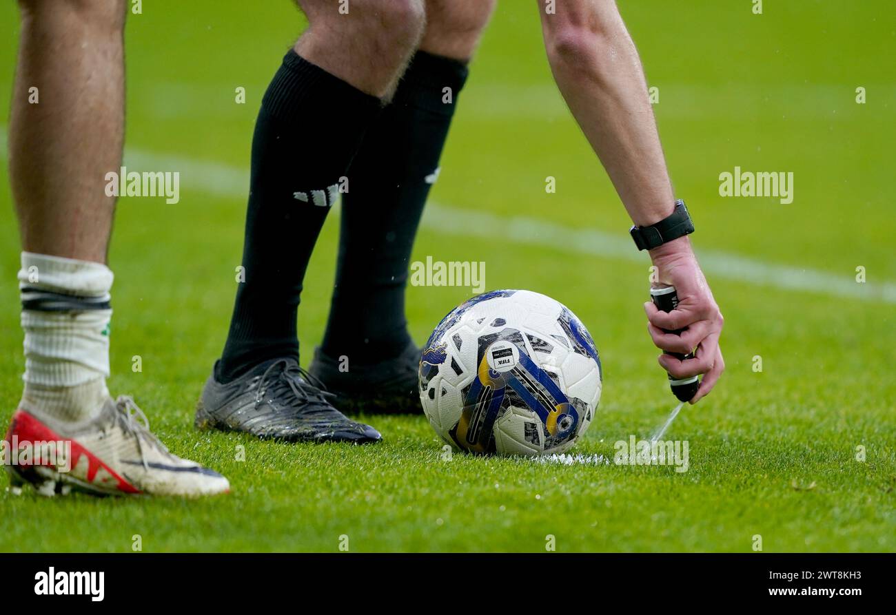 Referee uses spray to mark a free kick during the cinch Premiership ...