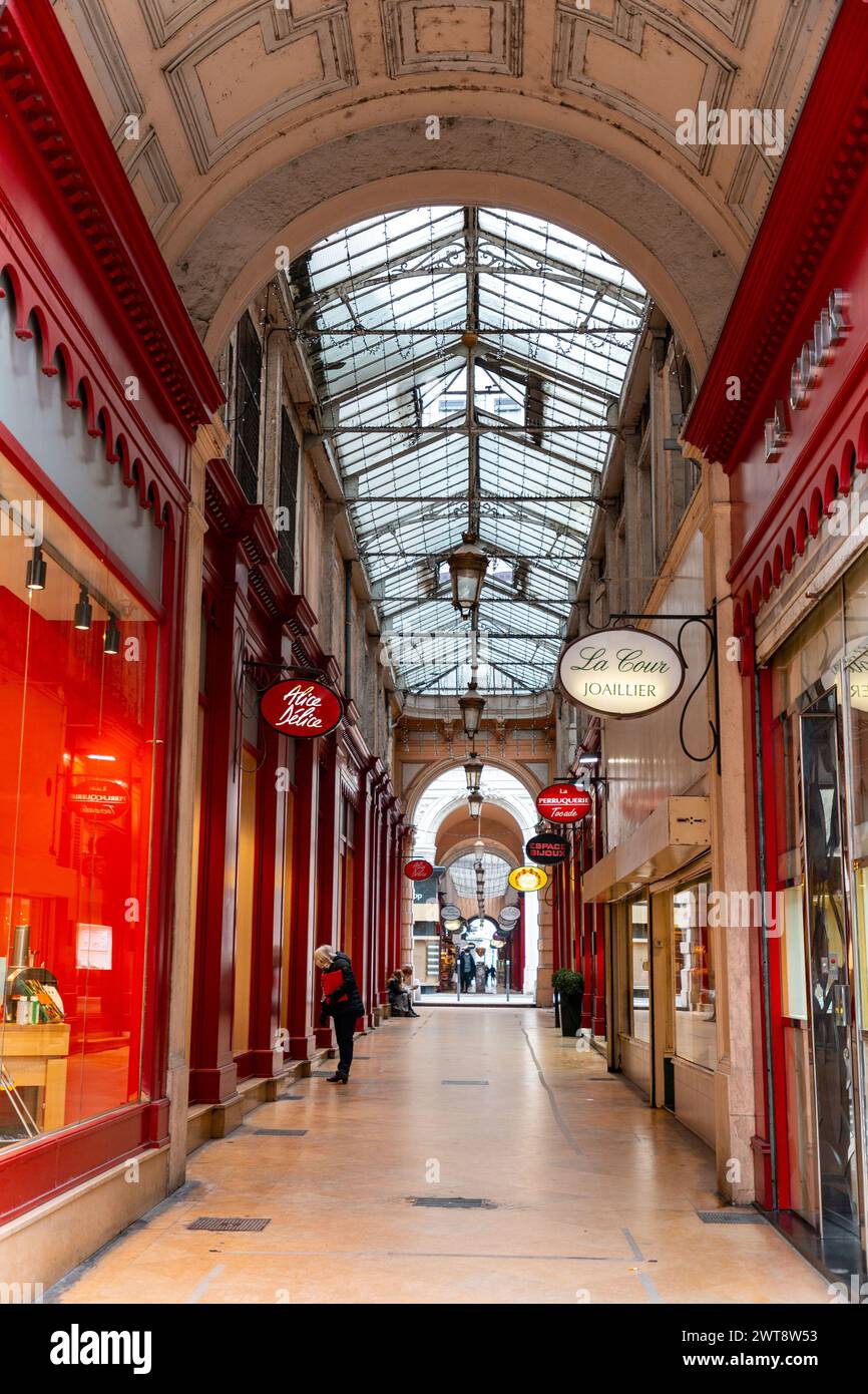 Covered archway passage hi-res stock photography and images - Alamy