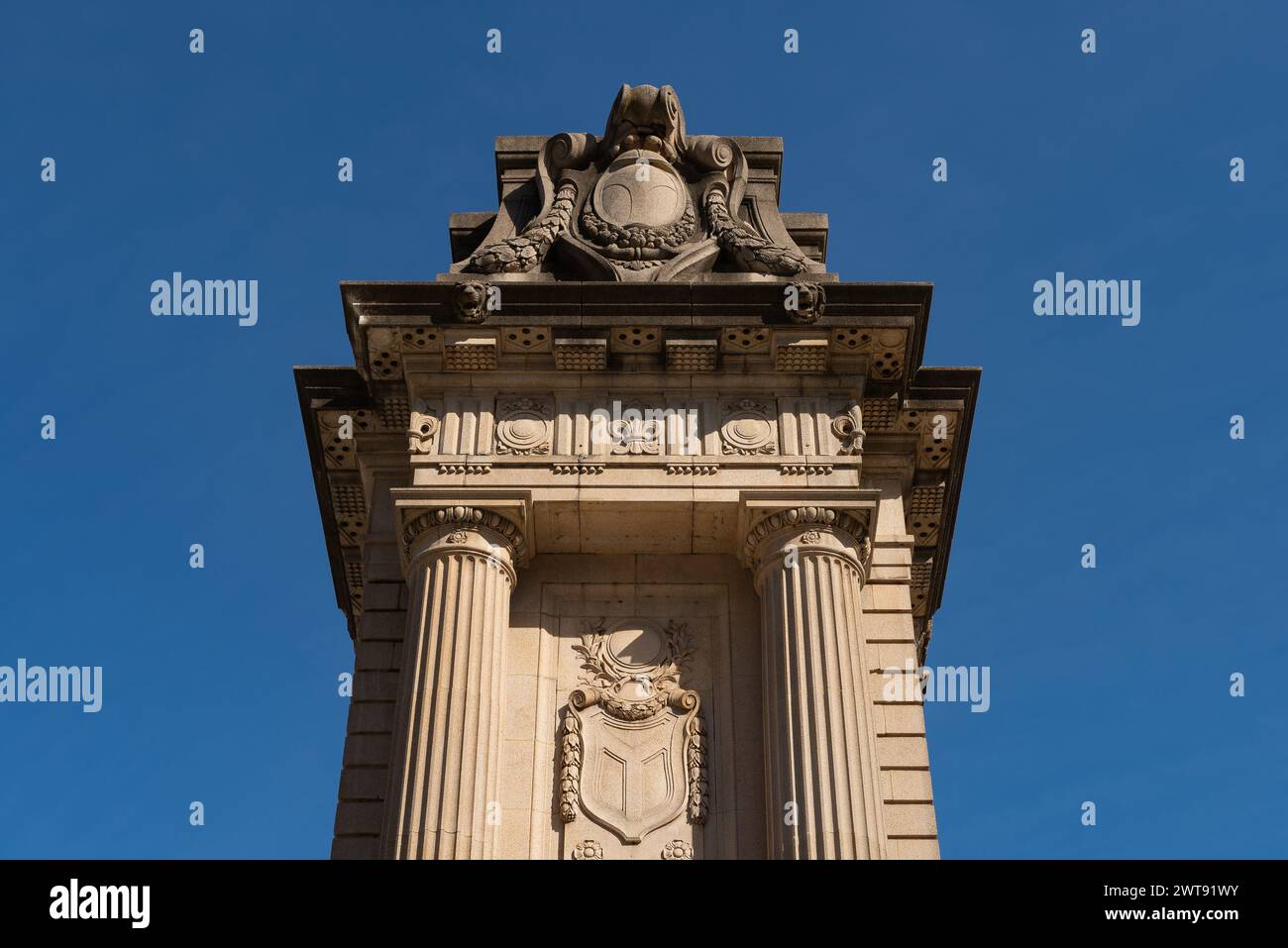 Monument at the entrance of Grant Park at Congress Plaza Garden in ...