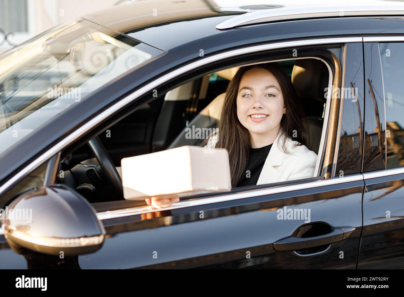 Delivery through window hi-res stock photography and images - Alamy