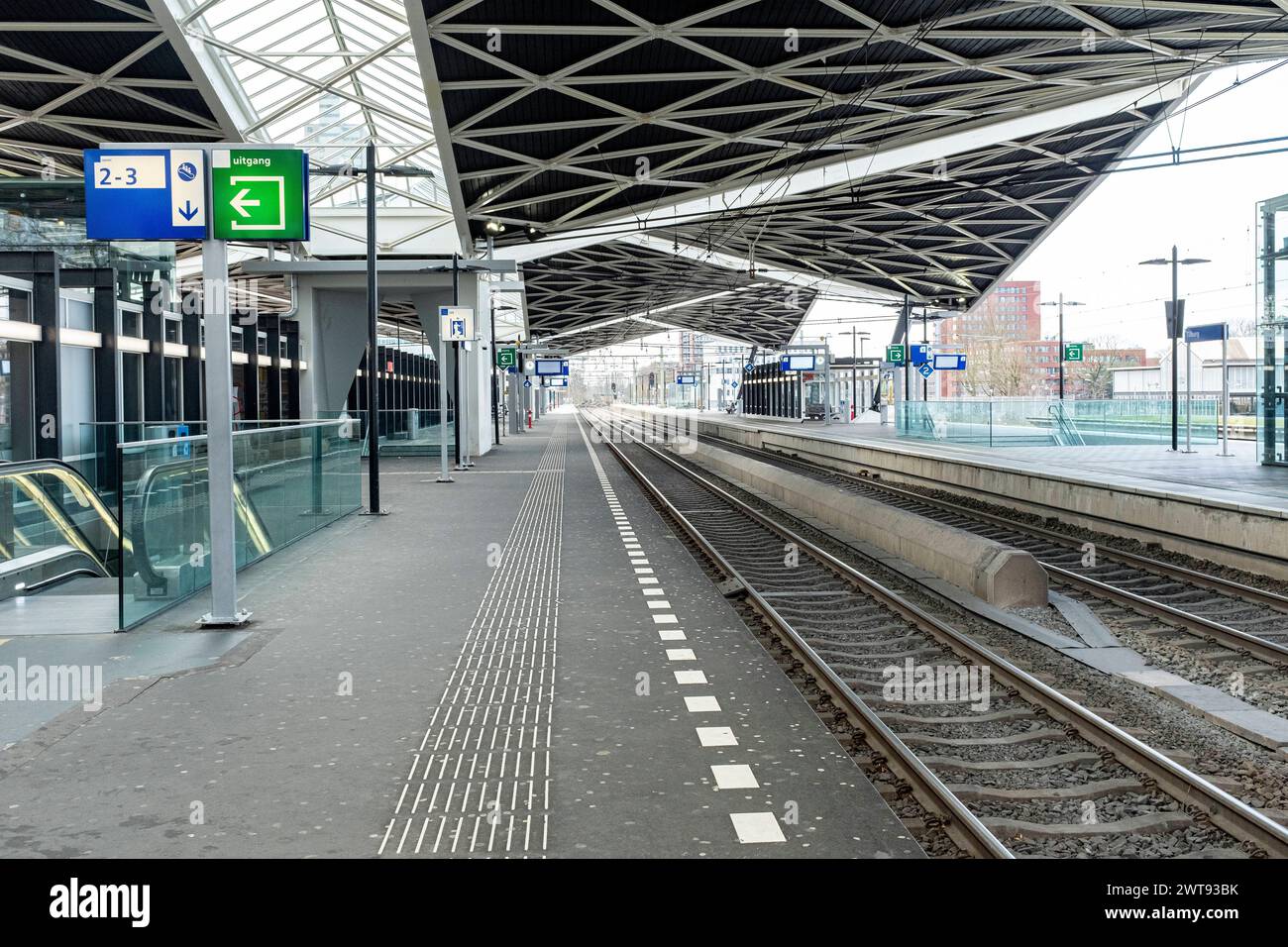Side view empty railway track hi-res stock photography and images - Alamy