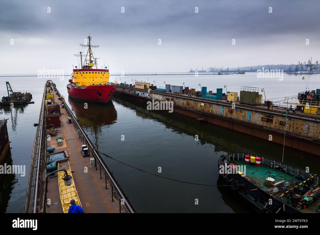 Icebreaker ship enters floating dock, marine engineering prowess ...