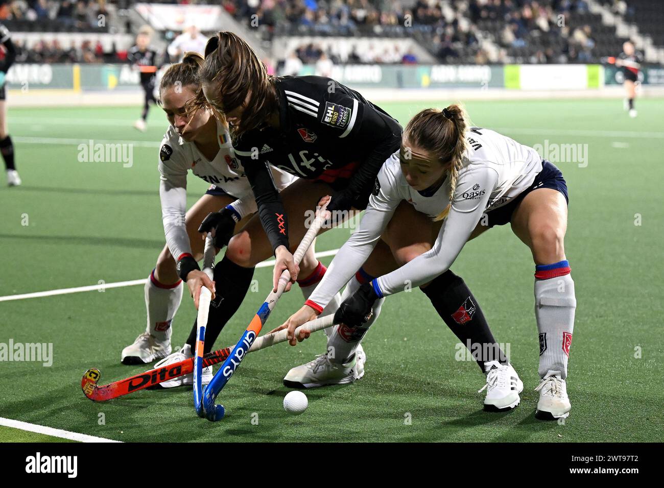 AMSTELVEEN - (l-r) Lisa Post of SCHC, Fay van der Elst of AHBC ...