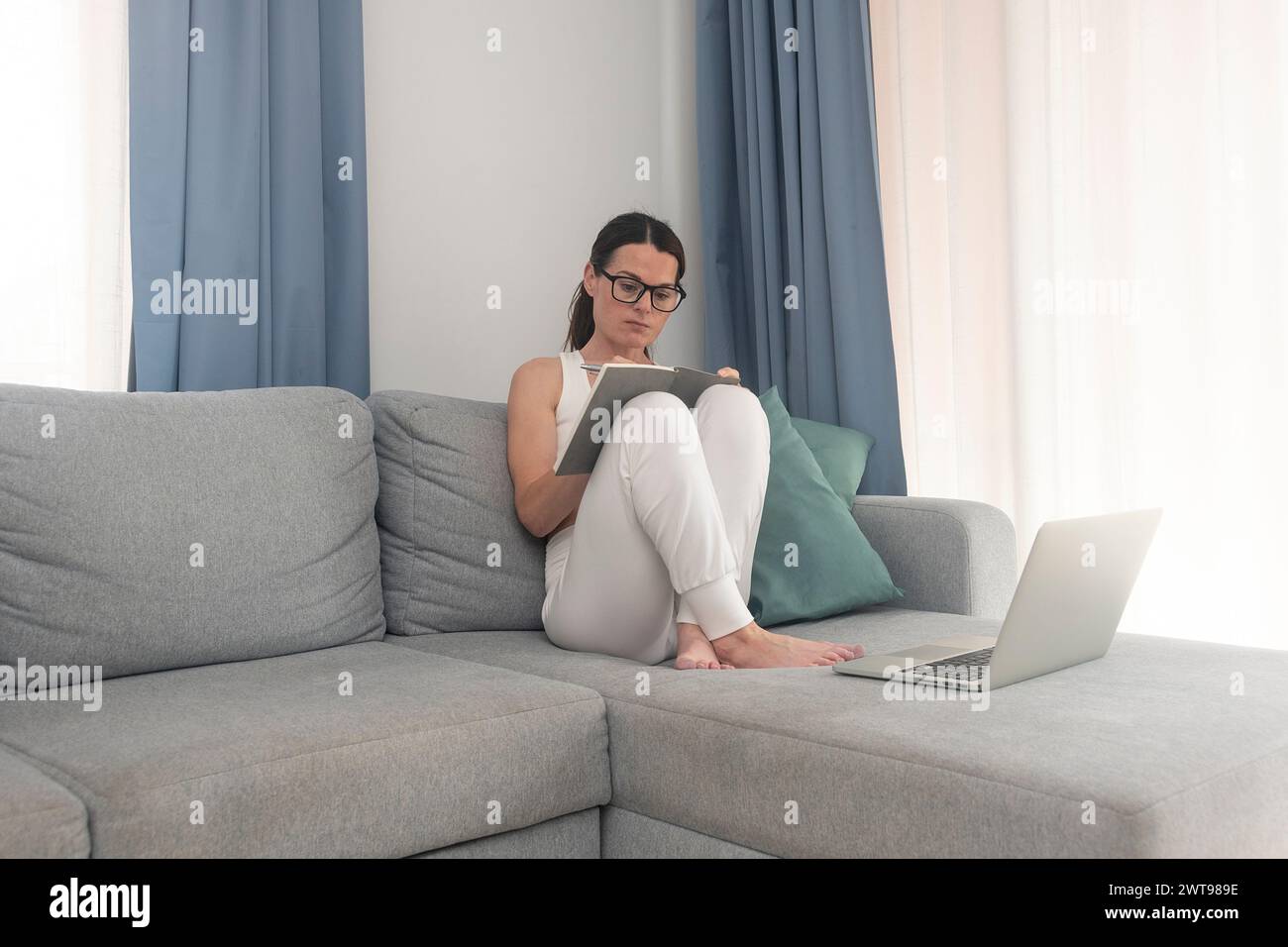 Woman thinking writing hi-res stock photography and images - Alamy
