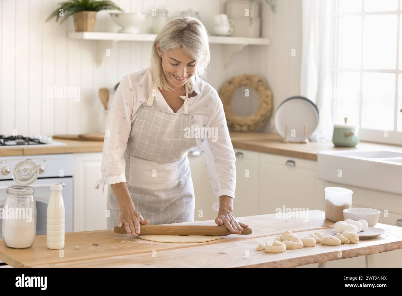 Middle aged housewife hi-res stock photography and images - Alamy