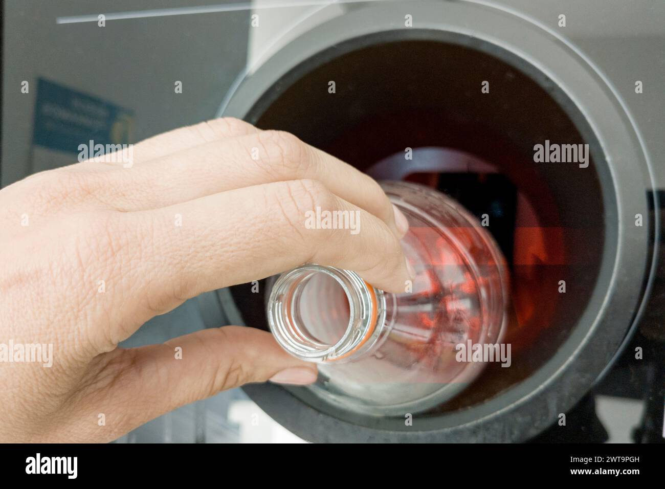 Return vending machine hi-res stock photography and images - Alamy