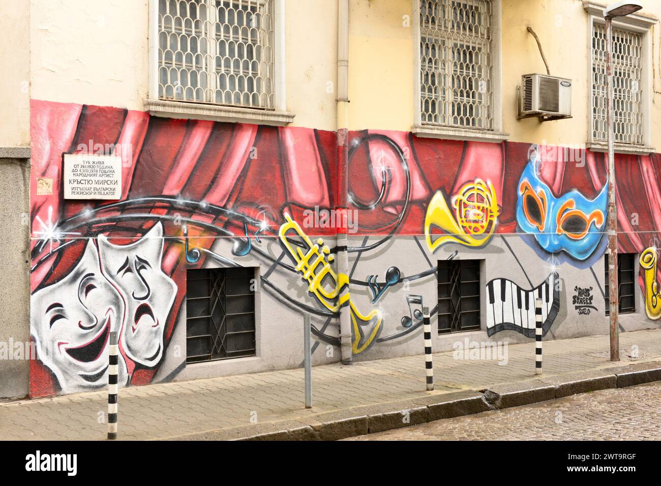 Theatrical masks graffiti hi-res stock photography and images - Alamy