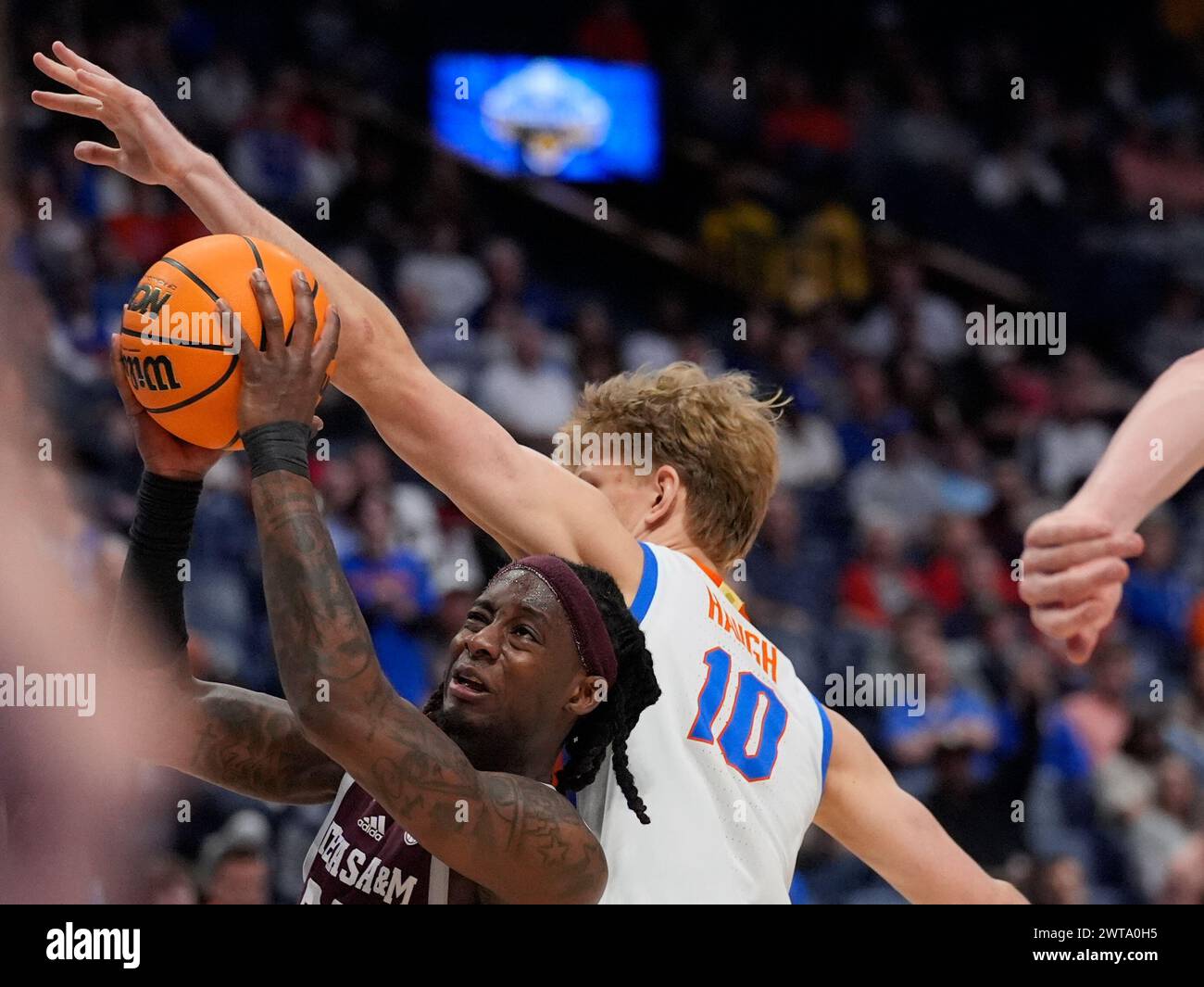 Texas A&M guard Manny Obaseki (35) goes in for a shot as Florida ...
