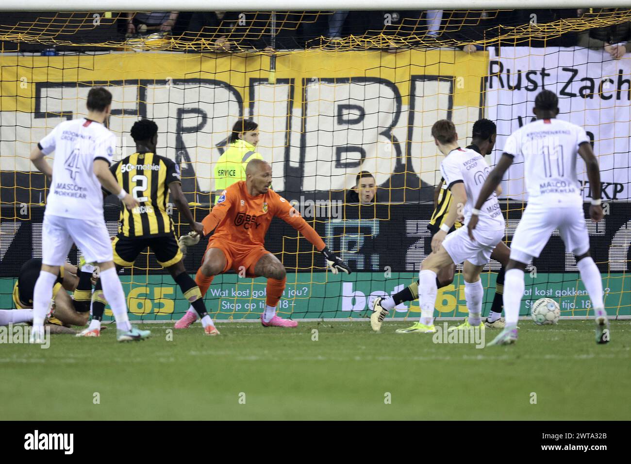ARNHEM - Stije Resink of Almere City FC scores the 0-2, but the goal is ...