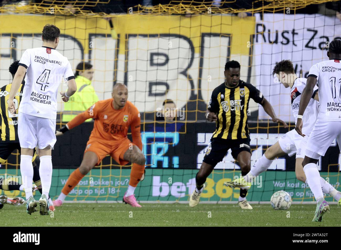 ARNHEM - Stije Resink of Almere City FC scores the 0-2, but the goal is ...