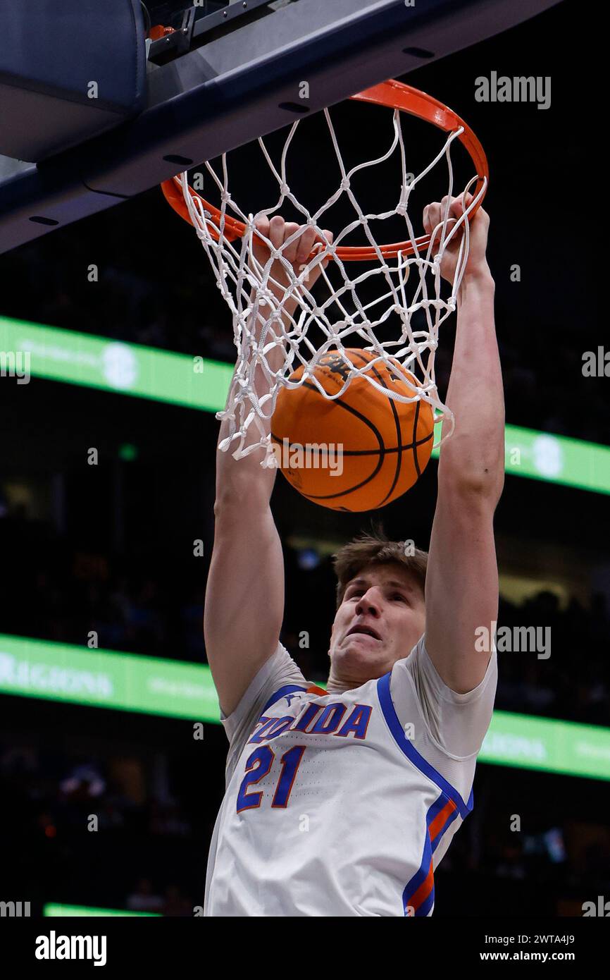NASHVILLE, TN - MARCH 16: Florida Gators forward Alex Condon (21) dunks ...