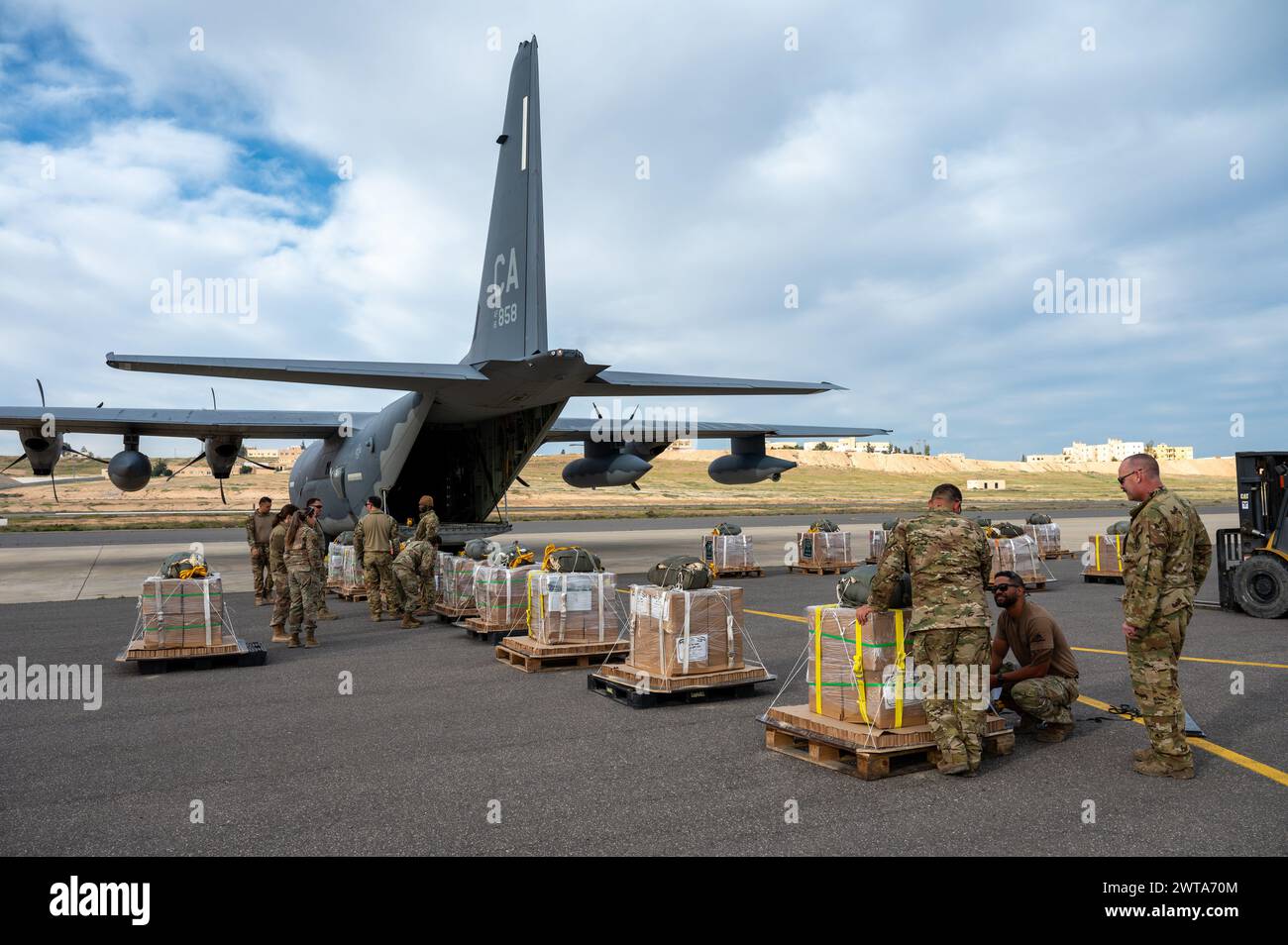 U.S. Air Force service members load bundles of humanitarian aid ...