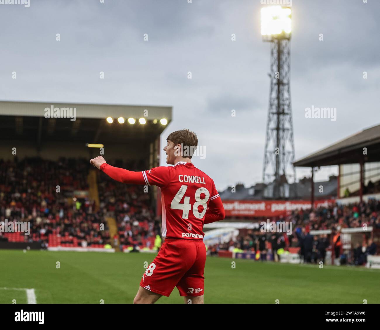 Luca Connell of Barnsley gives his team instructions during the Sky Bet ...