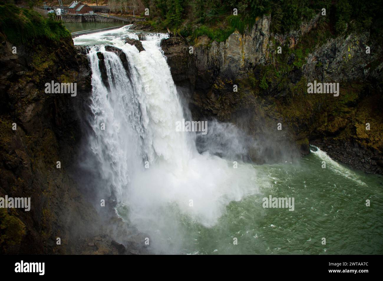 Greenery and waterfall hi-res stock photography and images - Alamy