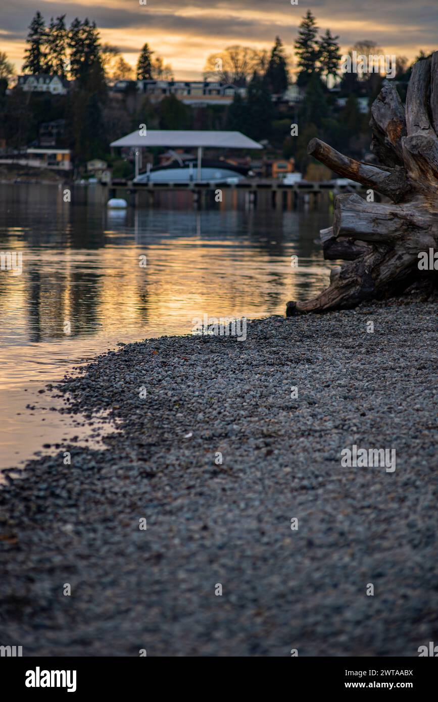 Lakeside homes at sunset hi-res stock photography and images - Alamy
