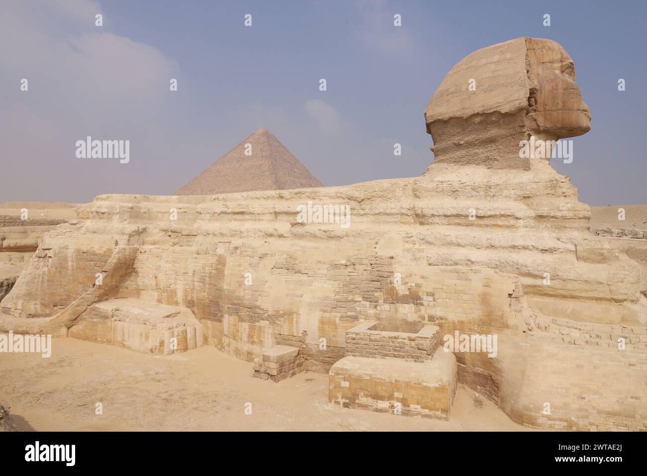 Pyramid khafre behind the sphinx hi-res stock photography and images ...