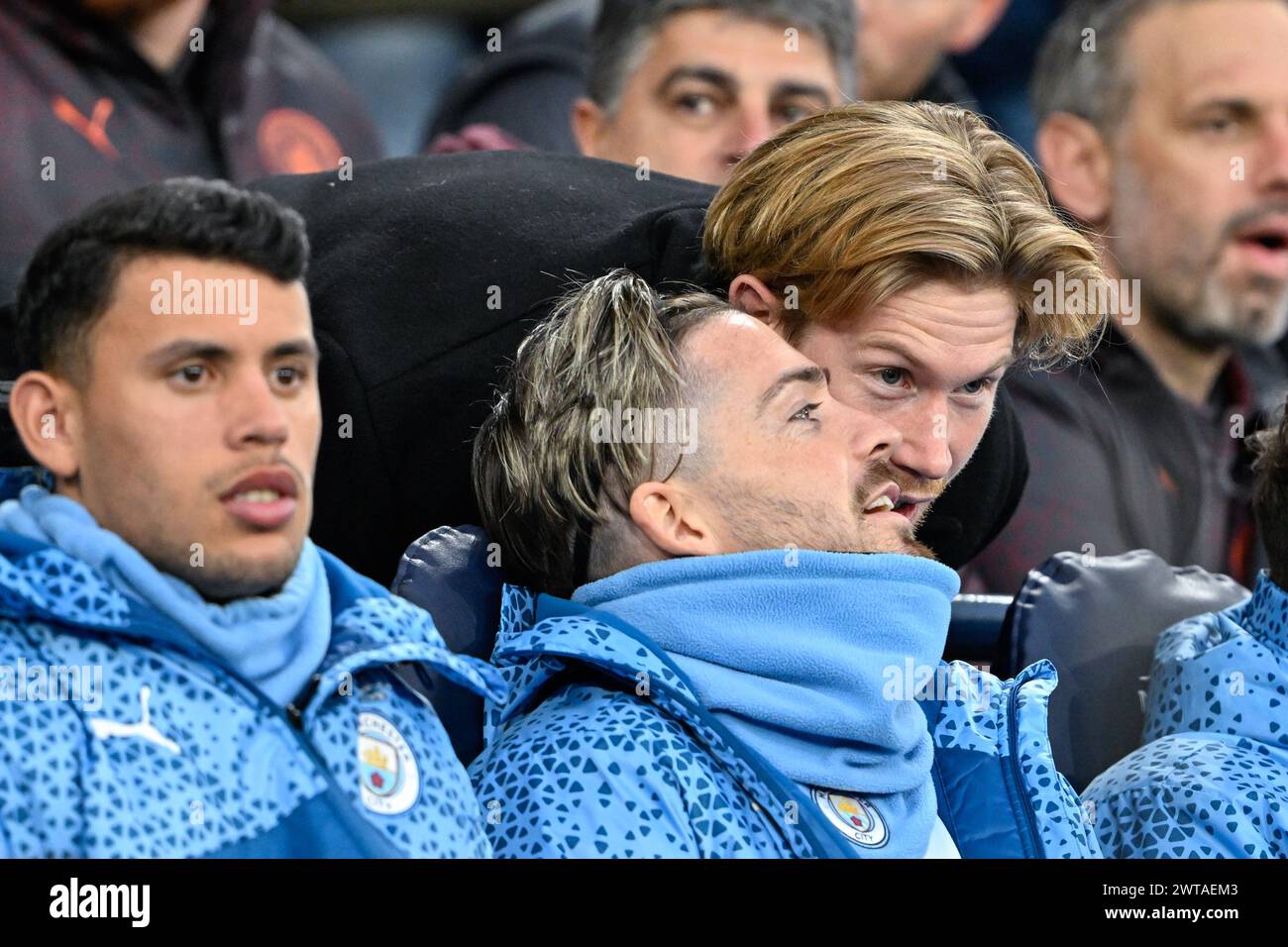 Jack Grealish of Manchester City speaks with Kevin De Bruyne of ...