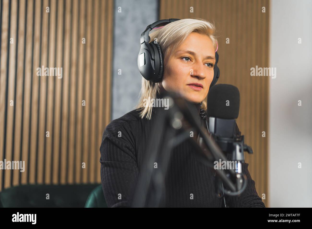 Newscaster presenter hi-res stock photography and images - Alamy