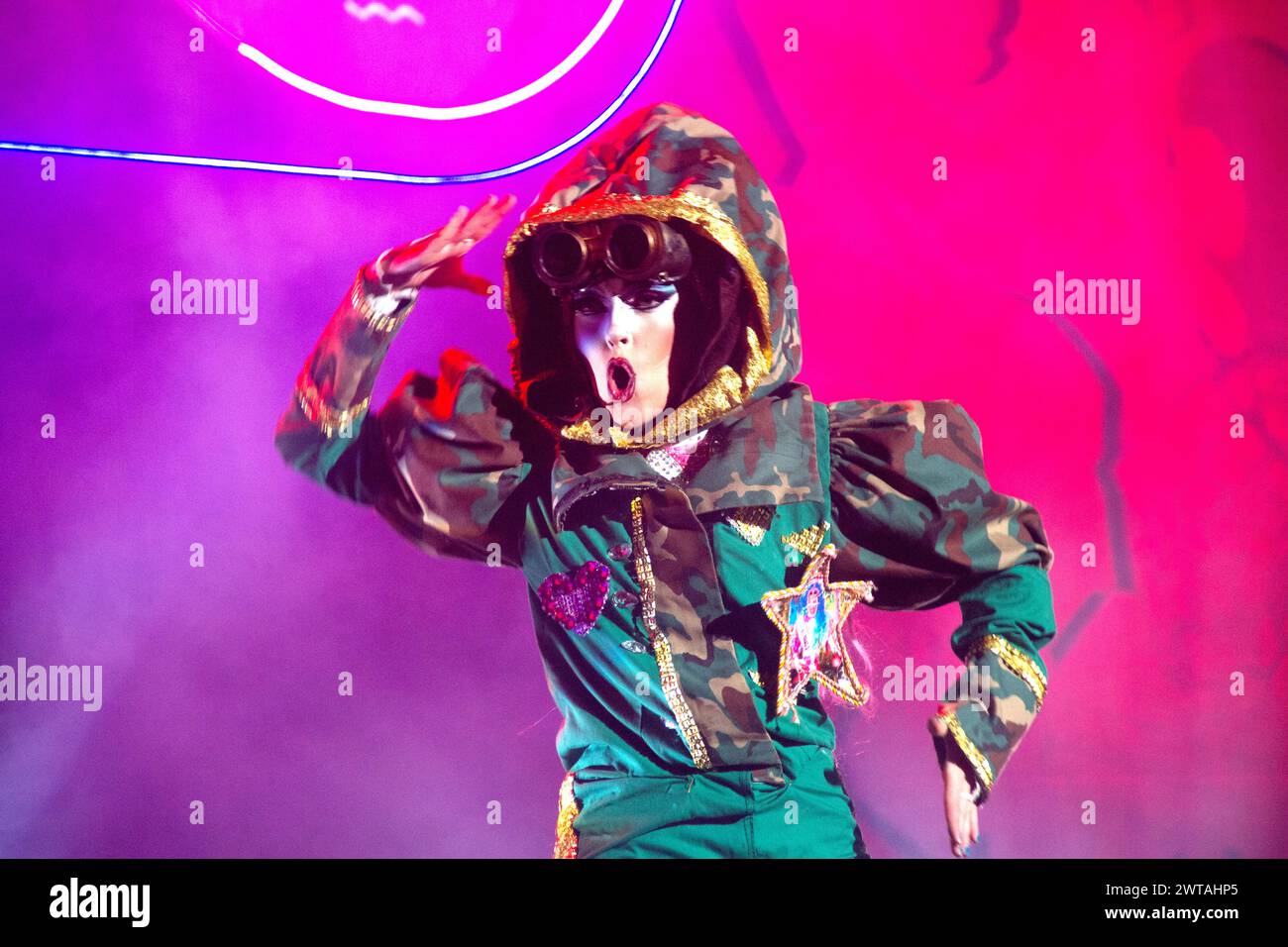 Drag sira hi-res stock photography and images - Alamy