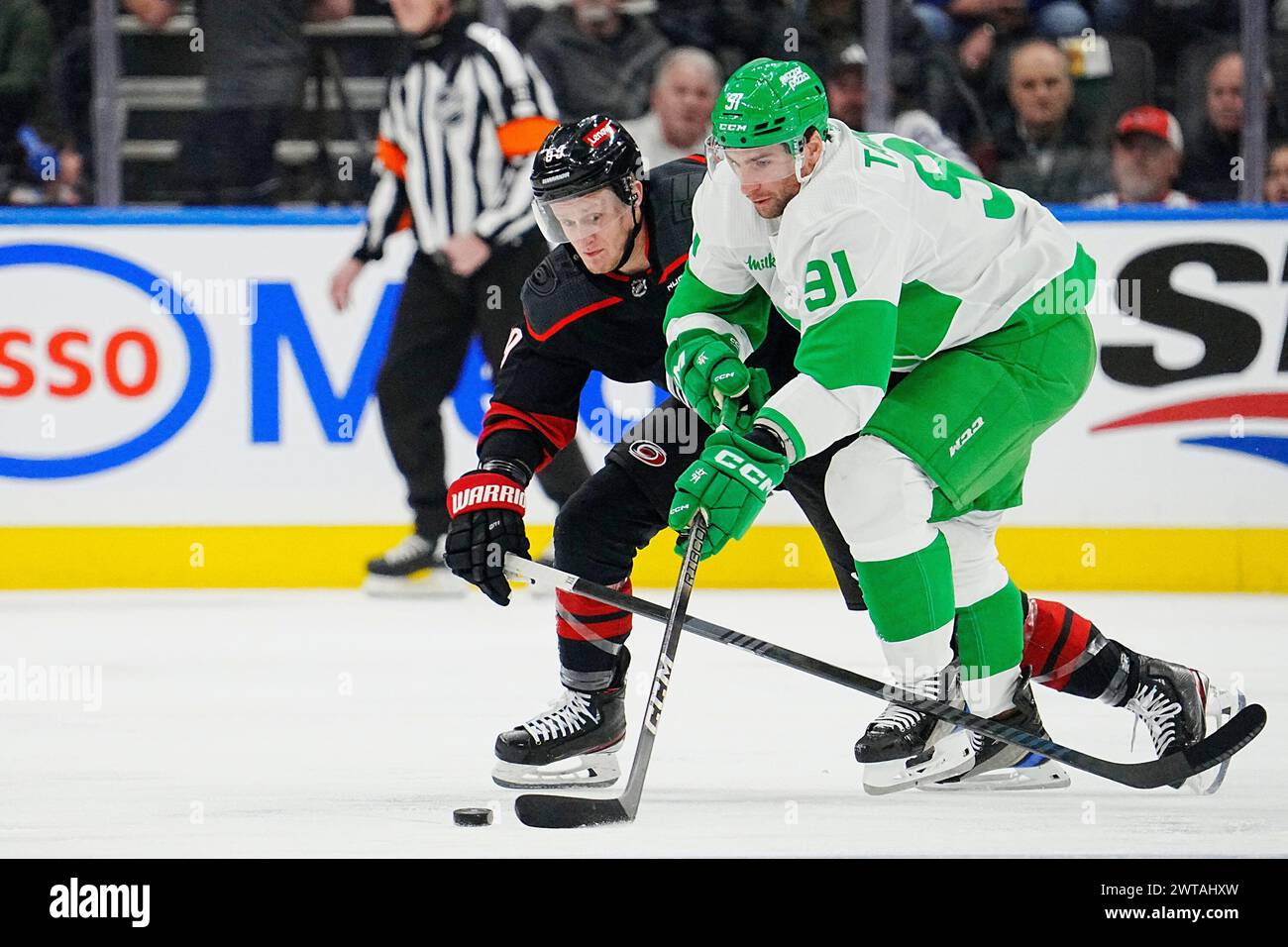 Toronto Maple Leafs center John Tavares (91) moves the puck under ...