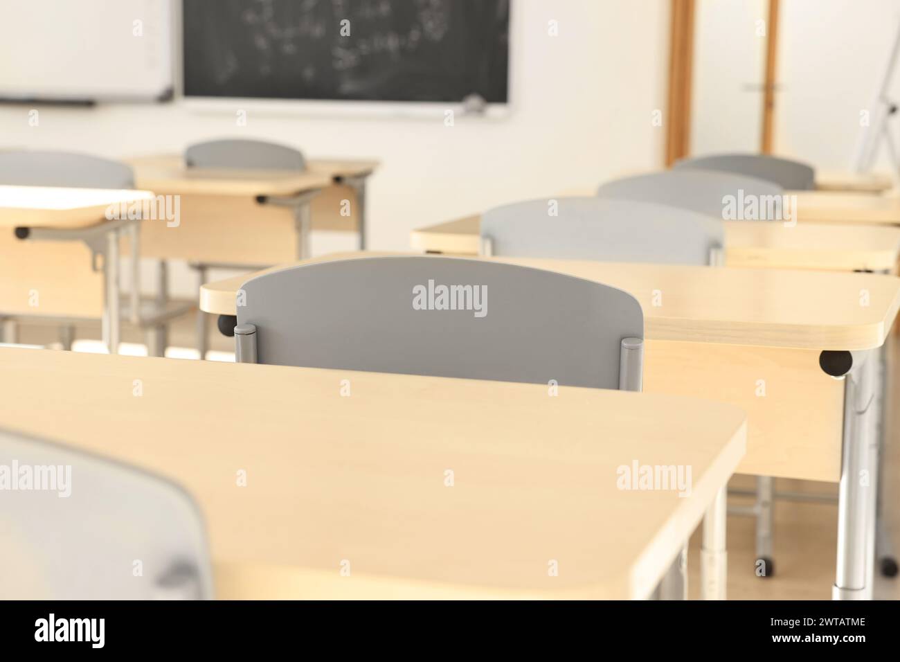 Empty school classroom with desks and chairs Stock Photo - Alamy