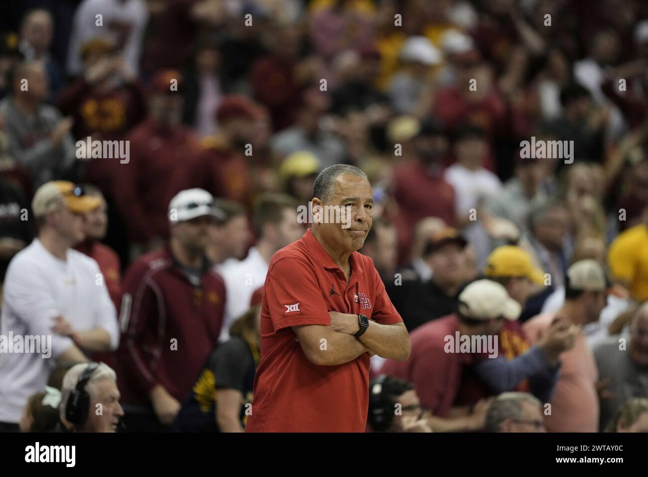 Houston head coach Kelvin Sampson watches during the final moments of ...