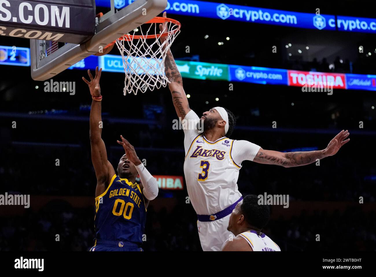 Golden State Warriors forward Jonathan Kuminga (00) shoots against Los ...