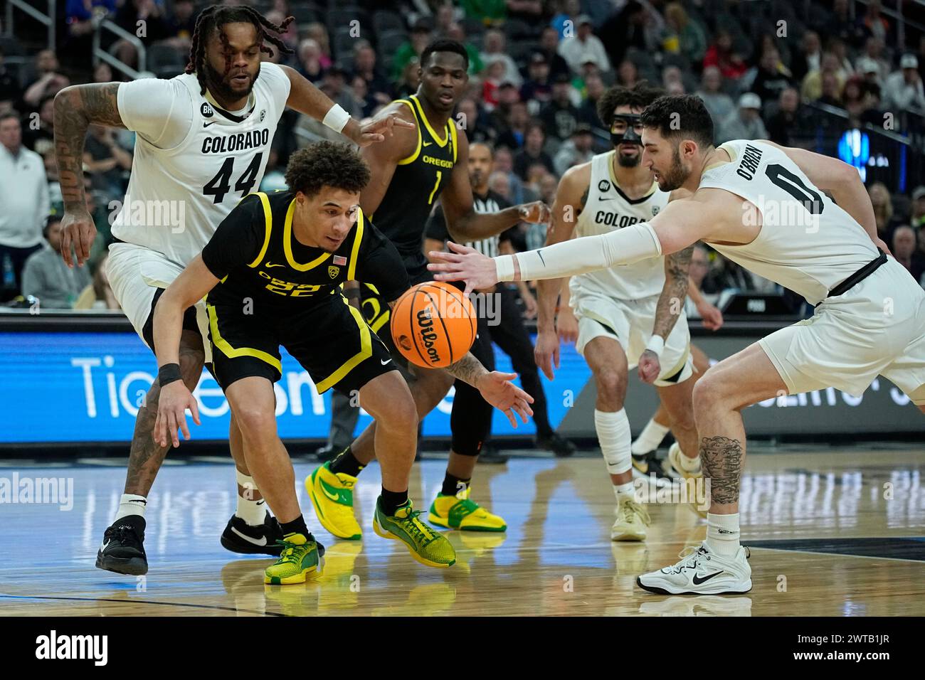 Oregon guard Jadrian Tracey (22) and Colorado guard Luke O'Brien (0 ...