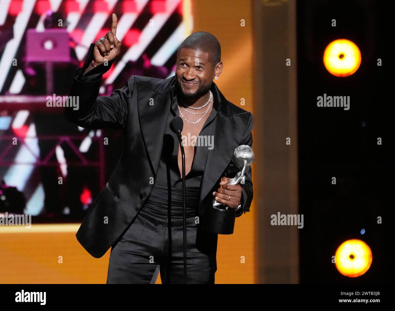 Usher addresses the audience after winning Entertainer of the Year ...