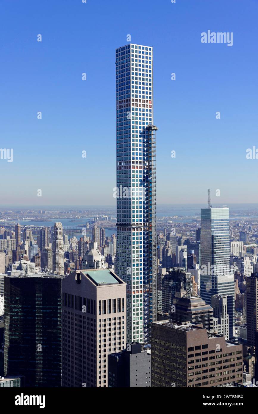 Viewing terrace of the Rockefeller Center, An overlong skyscraper rises ...
