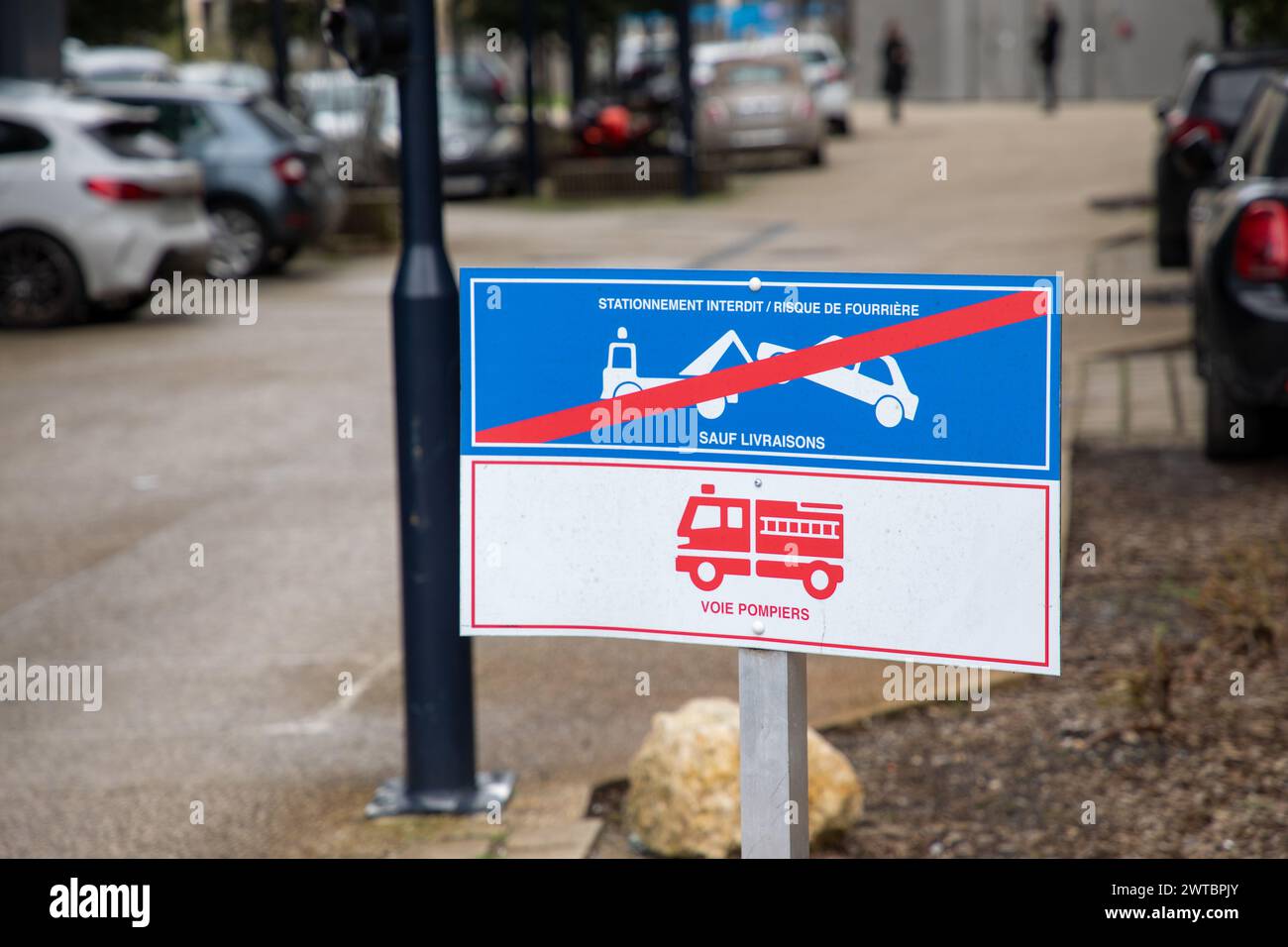 stationnement interdit and risque de fourriere with voie pompier french ...